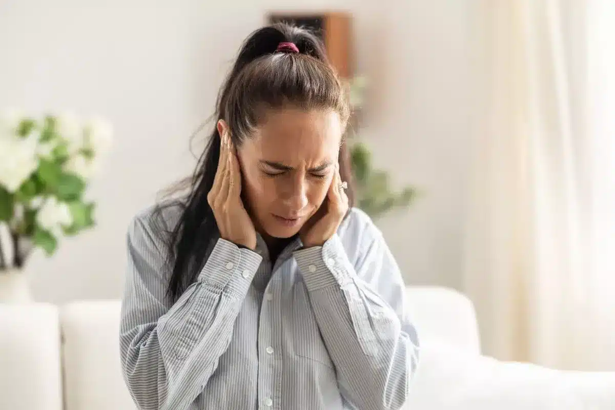 Labyrinthitis: Blocked Ear Headache Symptoms - Liv Hospital